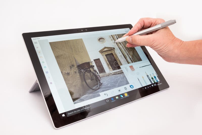 Microsoft Surface Pro4 with Pen Editorial Photo - Image of laptop, edit ...