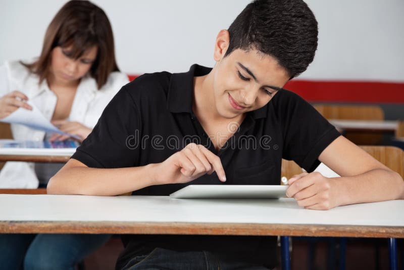 Middelbare Schoolstudent Using Digital Tablet Bij Bureau Stock Foto ... Middelbare Schoolstudent Using Digital Tablet Bij Bureau Stock Foto ...