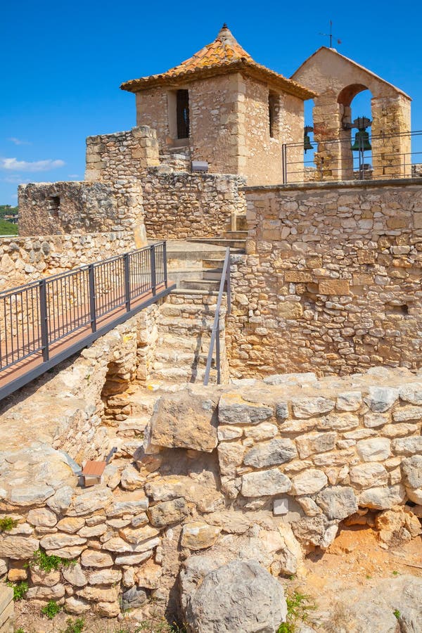 Middeleeuws Steenkasteel in Oude Calafell Stad Stock Afbeelding - Image ...