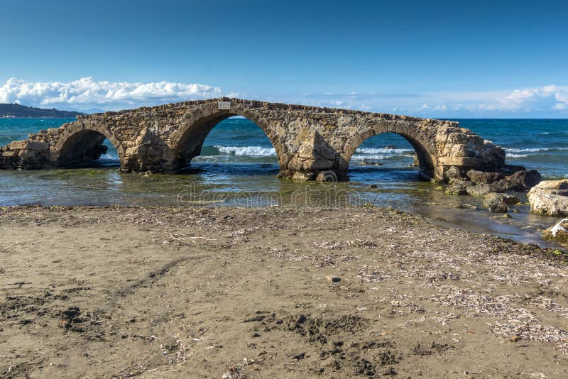 Middeleeuwse Brug in Het Water Bij Argassi-strand, Het Eiland Van ...