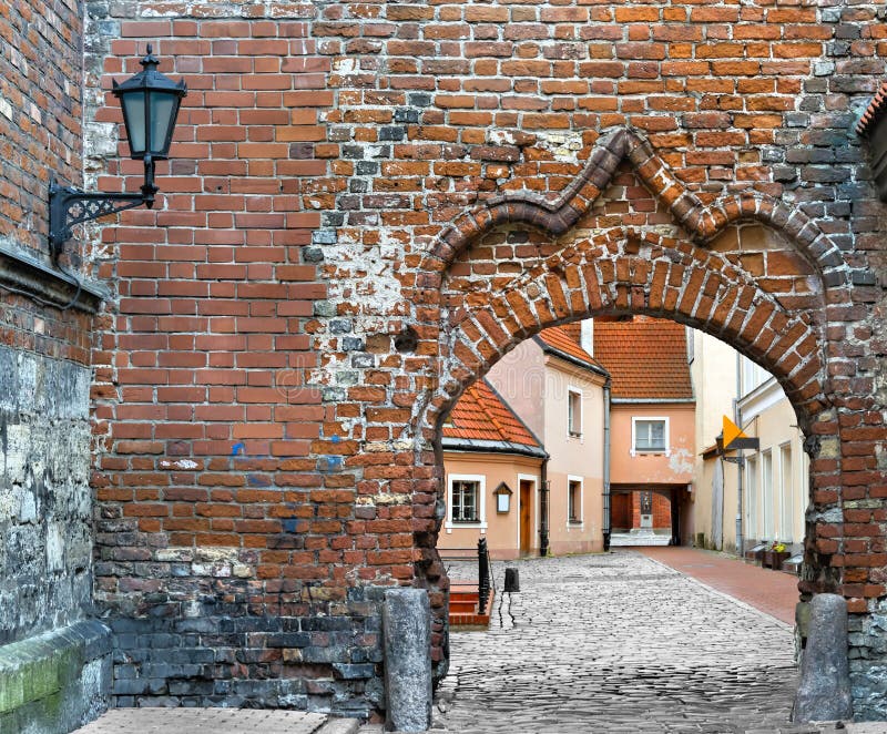 Oude Middeleeuwse Gebouwen En Oude Kerk, Europa Stock Foto - Image of ...