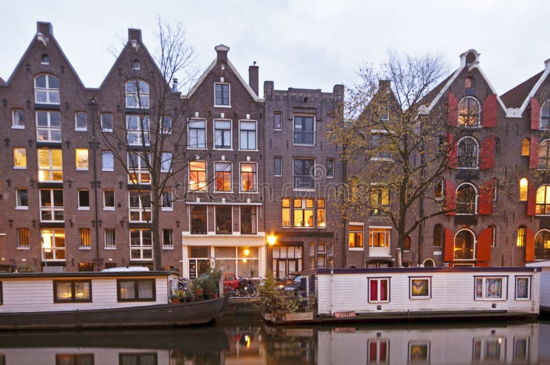 Middeleeuwse Huizen in Amsterdam Nederland Stock Foto - Image of ...