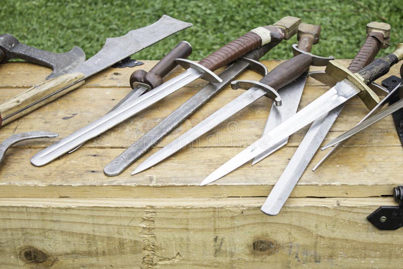 Het werpen van messen stock foto. Image of antiquiteiten - 30100234