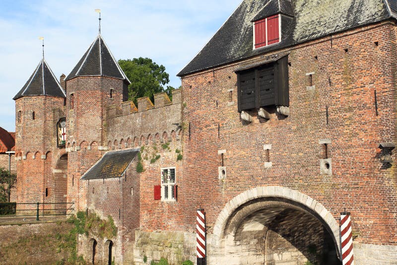 Middeleeuwse poort stock foto. Image of historisch, europa - 6287246