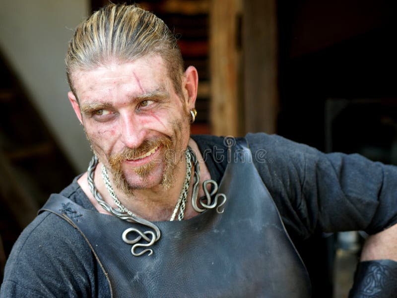 Middeleeuwse Smid Op Het Werk Stock Foto - Image of hoef, industrie ...