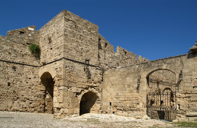 Middeleeuwse Stadsmuren in De Stad Van Rhodos, Griekenland Stock Foto ...