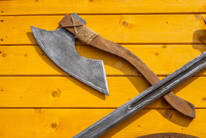 Middeleeuwse Wapens Op Houten Bureau Stock Foto - Image of fietsen ...