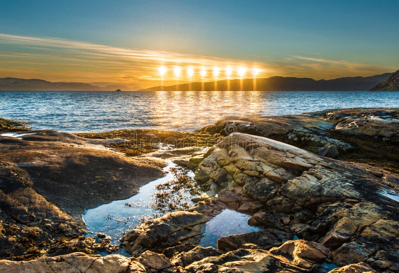 Midnatt Sol Nära Alta, Norge Arkivfoto - Bild av horisont, midnatt ...