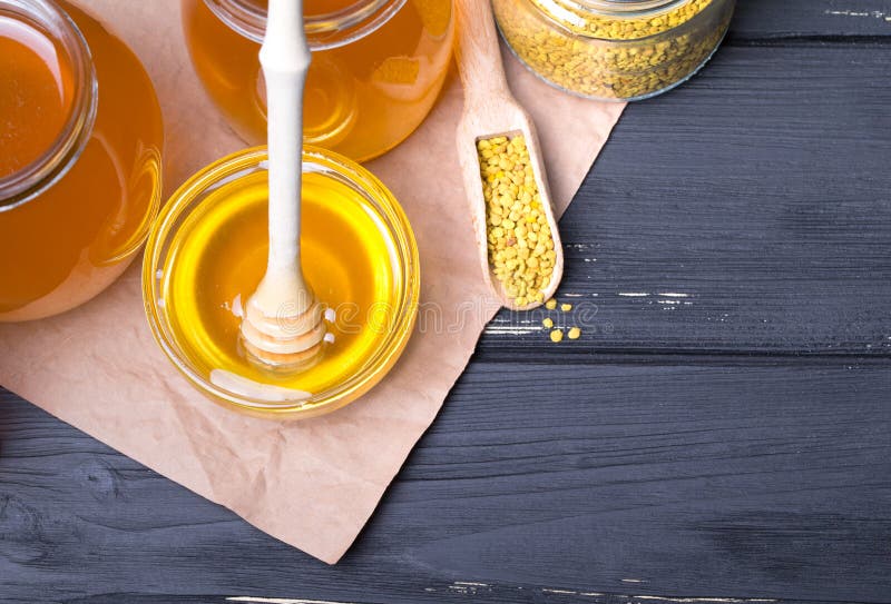 Miel Con Salsa De Miel De Madera En La Mesa Imagen de archivo - Imagen ...