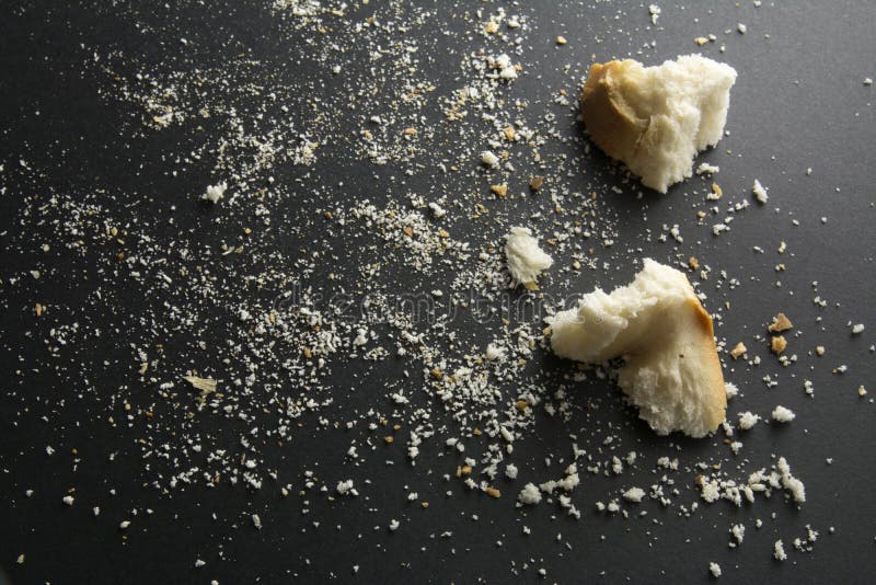 Migajas De Pan En Fondo Negro Imagen de archivo - Imagen de roto, negro ...