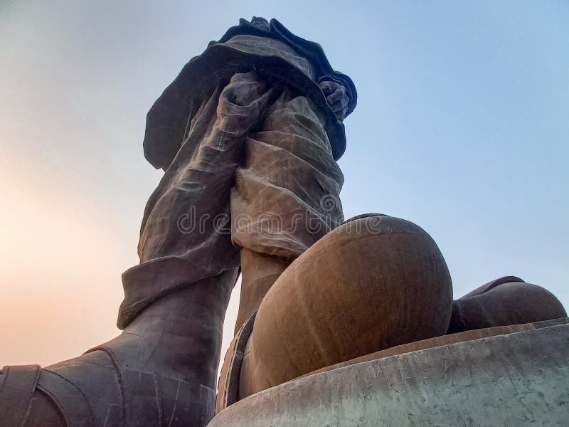 The mighty statue of unity editorial photography. Image of landmark ...