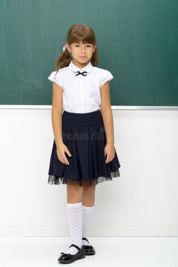 Mignonne Fille En Uniforme Scolaire Debout Au Tableau Noir Photo stock ... Mignonne Fille En Uniforme Scolaire Debout Au Tableau Noir Photo stock ...