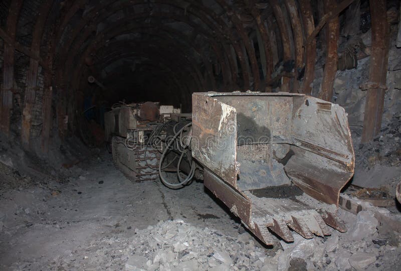 Mijnmachines in Ondergrondse Mijnen Stock Afbeelding - Image of emmer ...
