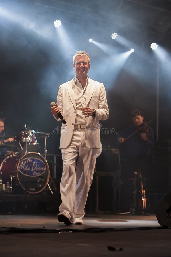 Mike Denver foto editorial. Imagem de cantora, festival - 31208201