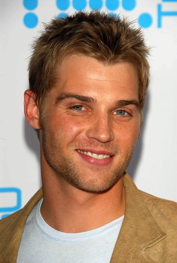 Mike Vogel image éditorial. Image du cadre, oiseau, durée - 32585345