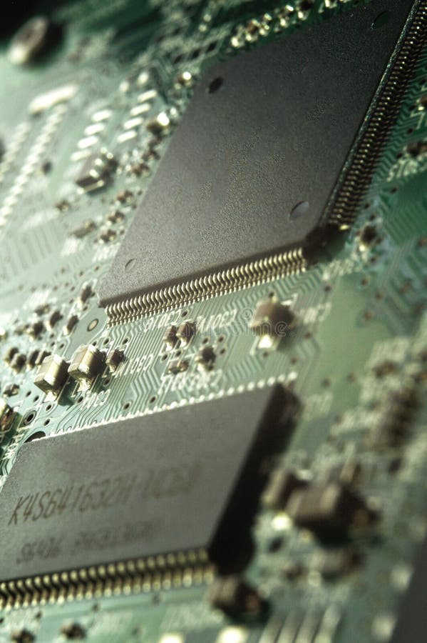 Mikrochips Auf Einer Leiterplatte Stockfoto - Bild von prozessor ...