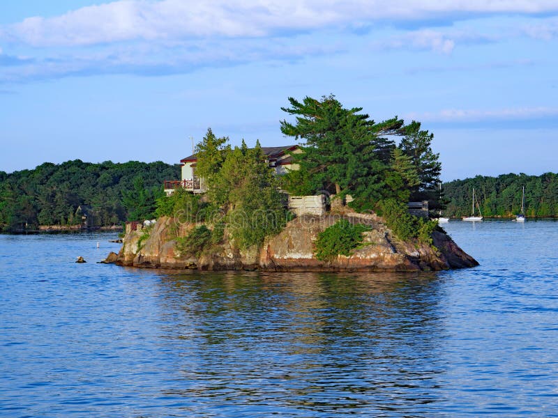 Mil islas foto de archivo. Imagen de isla, barco, exterior - 124511920