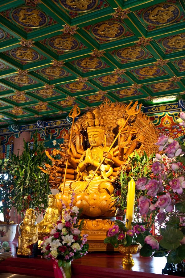 Mil manos Guan Yim buddha imagen de archivo. Imagen de templo - 24246611