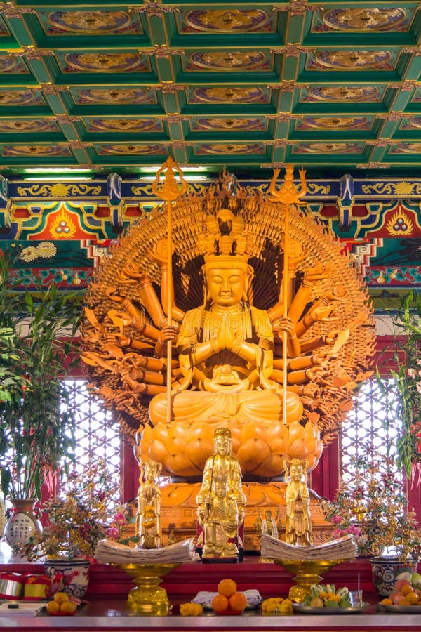 Mano De Guan Yin Gold Con Un Total De 1000 Manos Foto de archivo ...
