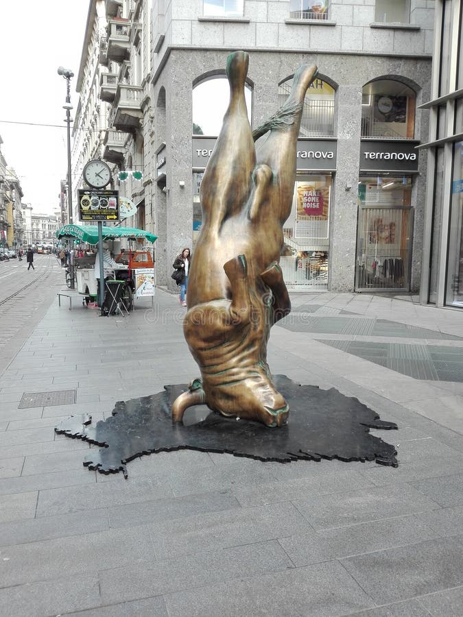 Milan bull editorial photo. Image of viatorino, torino - 114420941