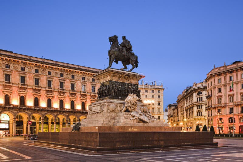 Milan Duomo Square Statue stock afbeelding. Image of leeuw - 80422631