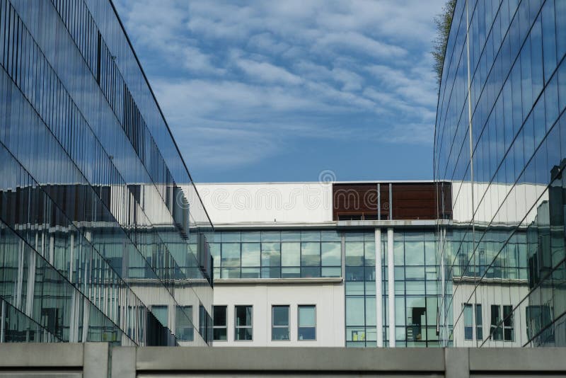 Milan Italy: Edifici Per Uffici Moderni Immagine Stock - Immagine di ...