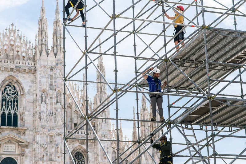 Milan. Workers Assemble a Steel Structure in Front of Milan Cathedral ...