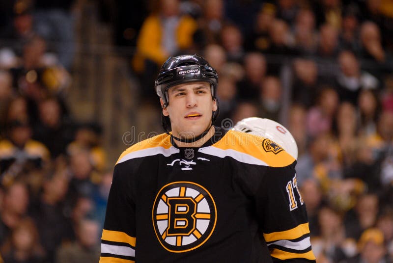 Milan Lucic Boston Bruins photo éditorial. Image du athlète - 22381161
