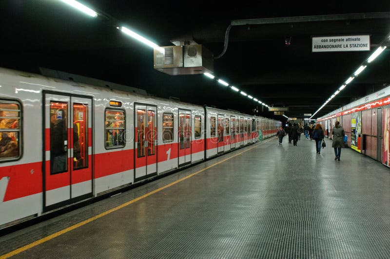 Milanese metro redactionele foto. Image of trein, metro - 23477866