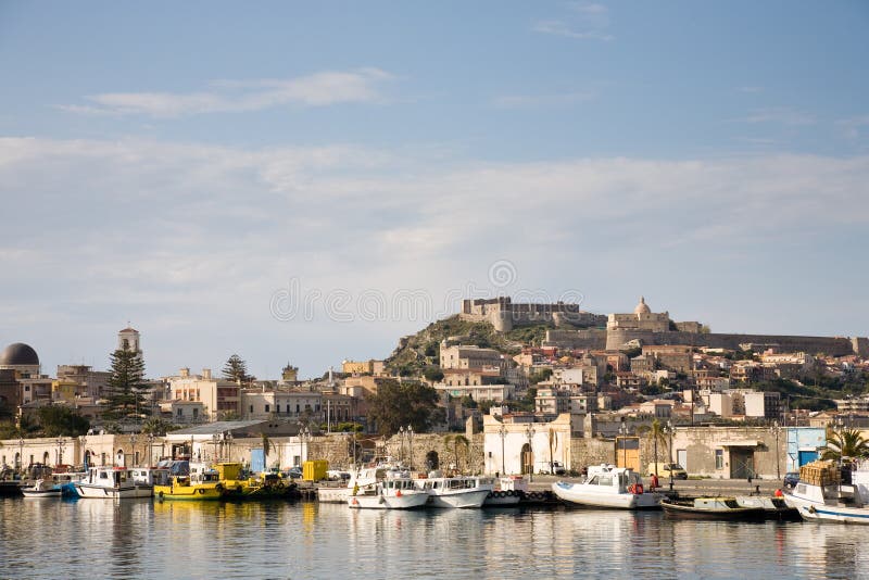 Port De Milazzo Avec Le Bac Vers Des îles Italie De Lipari Image stock ...