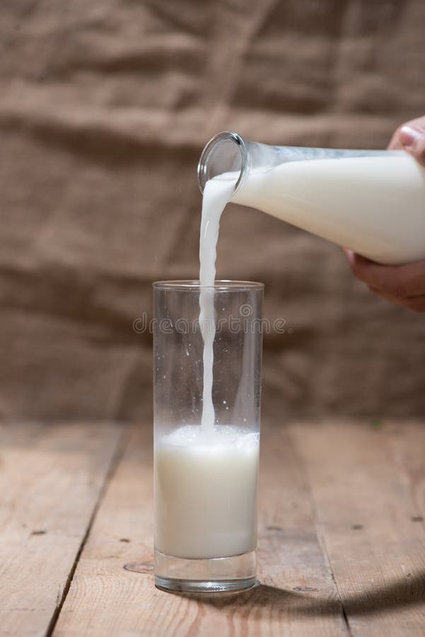 Milch Bild Des Milchfalles in Glas Stockfoto - Bild von bestandteil ...