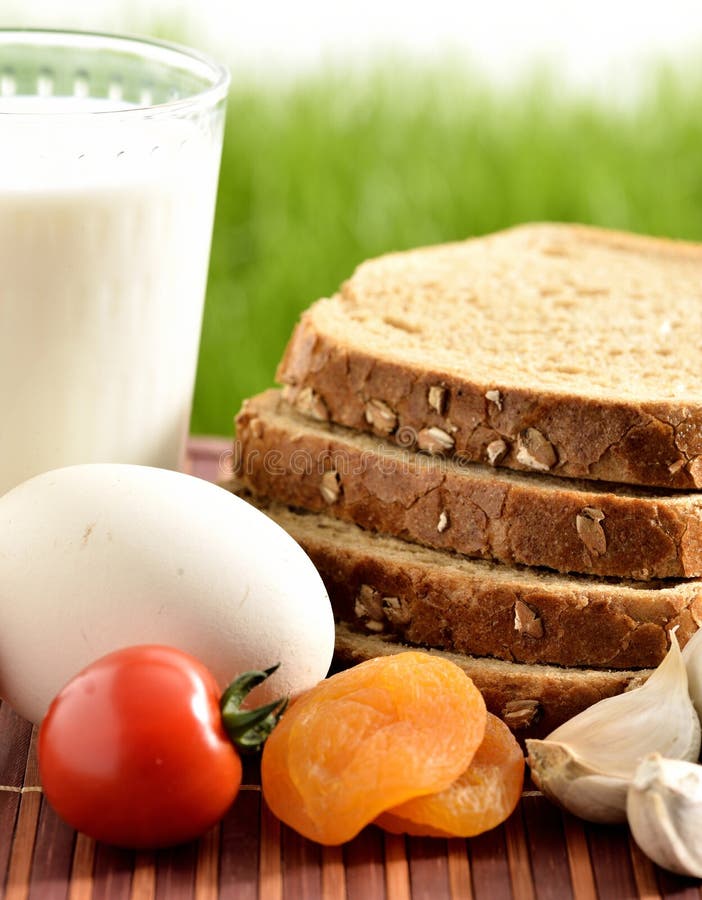 Milch, Knoblauch, Honig Und Ei Mit Brot Stockbild - Bild von glas ... Milch, Knoblauch, Honig Und Ei Mit Brot Stockbild - Bild von glas ...