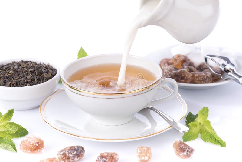 Milch Lief Herein Eine Tasse Tee Aus Stockbild - Bild von kräuter ...