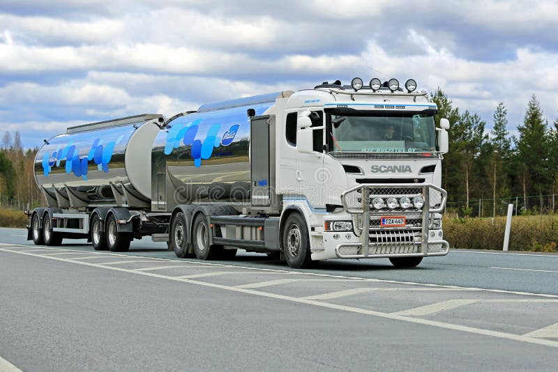 Milch-LKW Scanias R500 Schleppt Valio-Milch Redaktionelles Foto - Bild ...