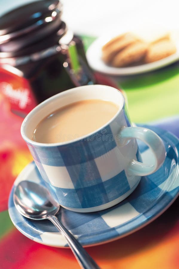 Englischer Tee mit Milch stockfoto. Bild von cuppa, traditionell - 35224312