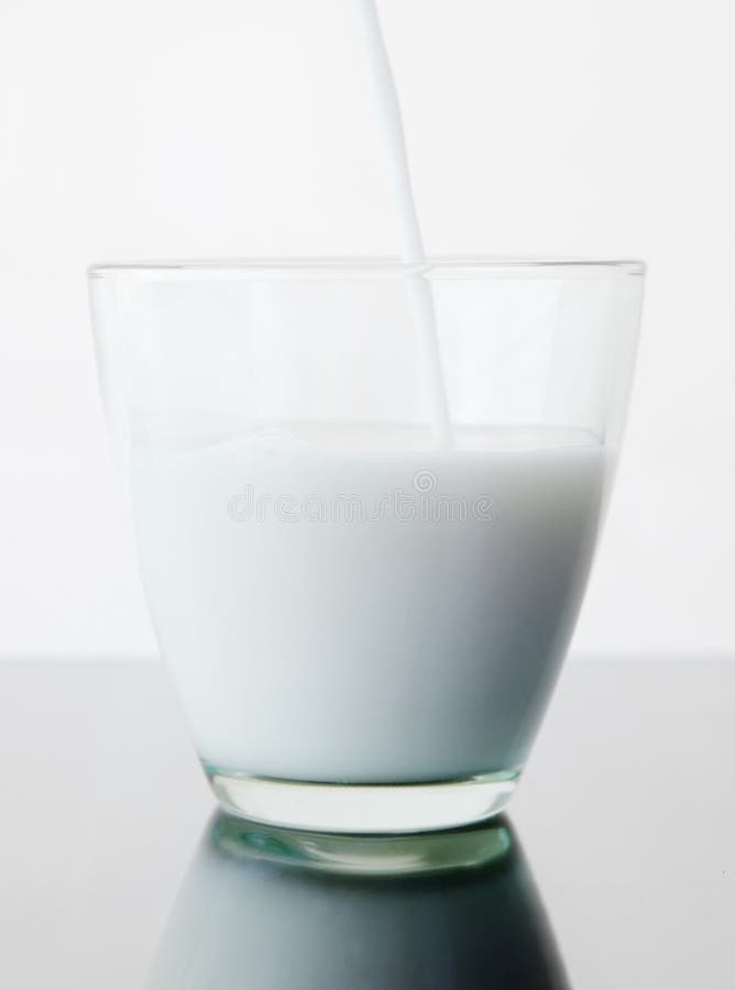 Milchglas stockfoto. Bild von hintergrund, wachstum, nahrhaft - 2358108