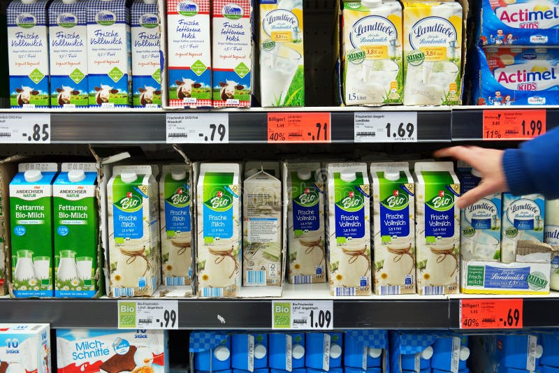 Milchverpackung redaktionelles foto. Bild von europa - 83617306