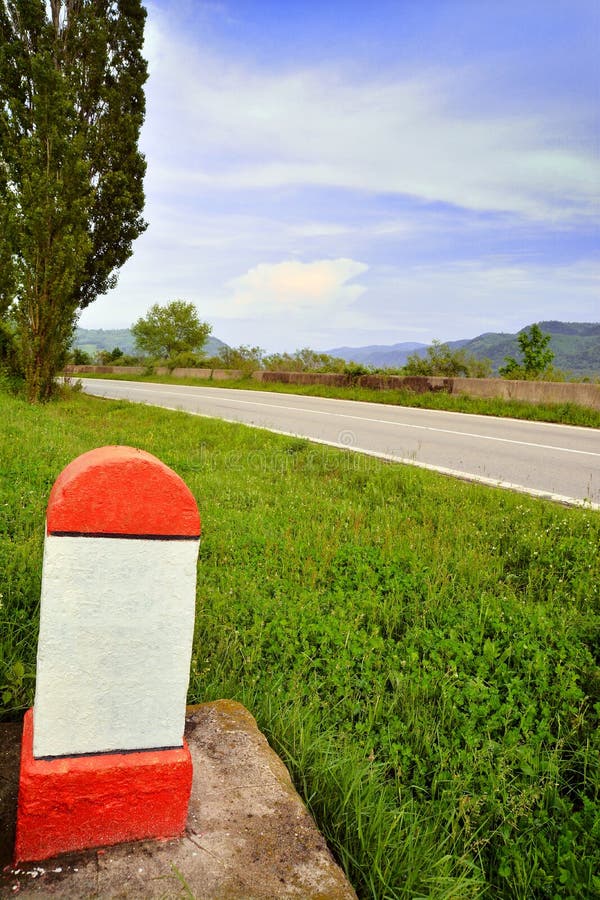 Jalon au bord de la route photo stock. Image du horizon - 229708748