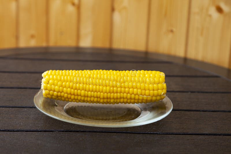 Milho Cozido Numa Mesa De Madeira Foto de Stock - Imagem de maduro ...