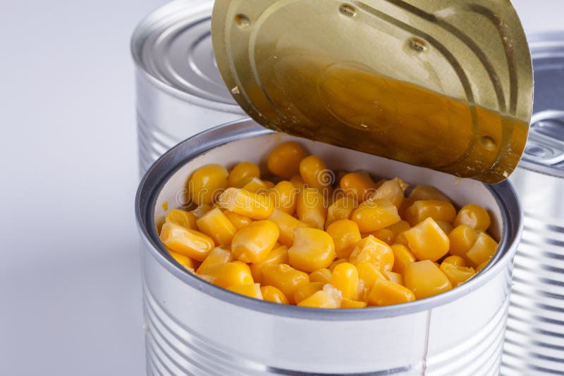 Milho Em Lata De Ferro Em Fundo Branco Foto de Stock - Imagem de limpo ...
