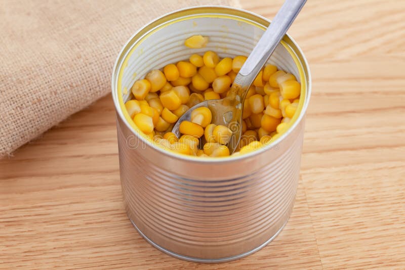 Lata aberta do milho foto de stock. Imagem de lata, aberto - 20333640