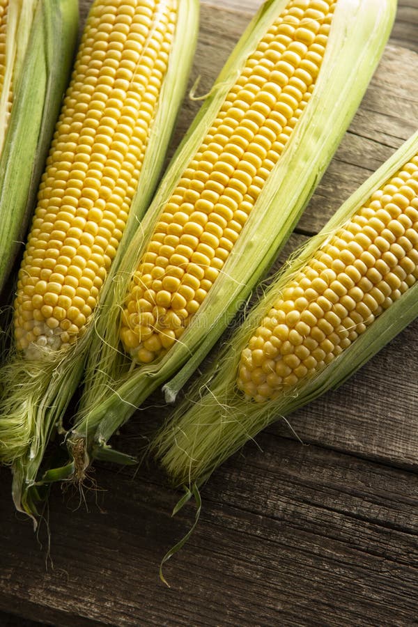 Milho Fresco Em Espigas Em Velhas Mesas De Madeira Imagem de Stock ...