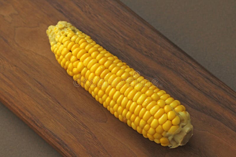 Milho Na Espiga Na Tabela De Madeira Rústica E Fundo De Madeira Da ...