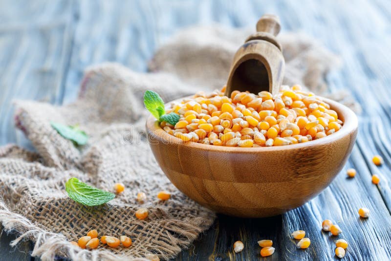 Milho Para a Pipoca E a Colher Na Bacia De Madeira Foto de Stock ...