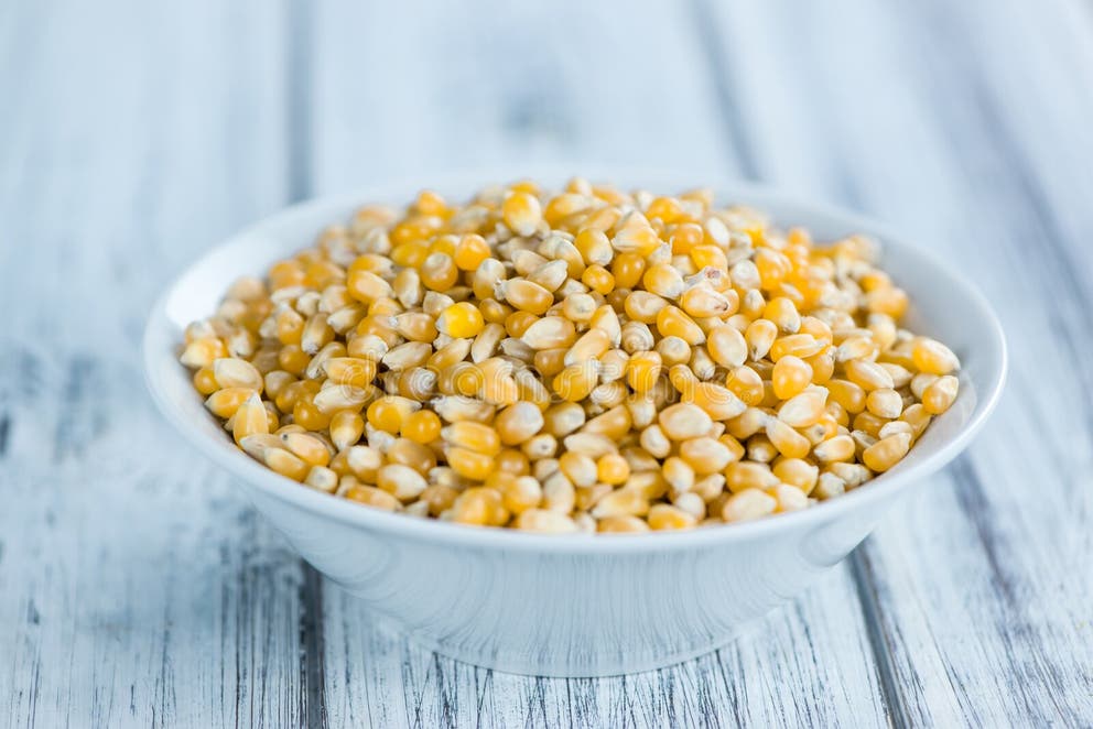 Milho Secado Em Uma Tabela De Madeira Imagem de Stock - Imagem de ...