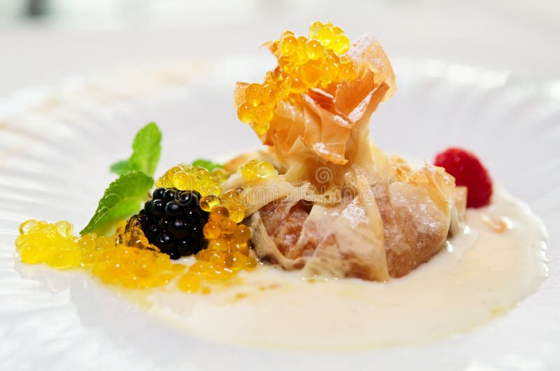 Milhojas De Apple Con El Caviar Dulce Molecular Imagen de archivo ...