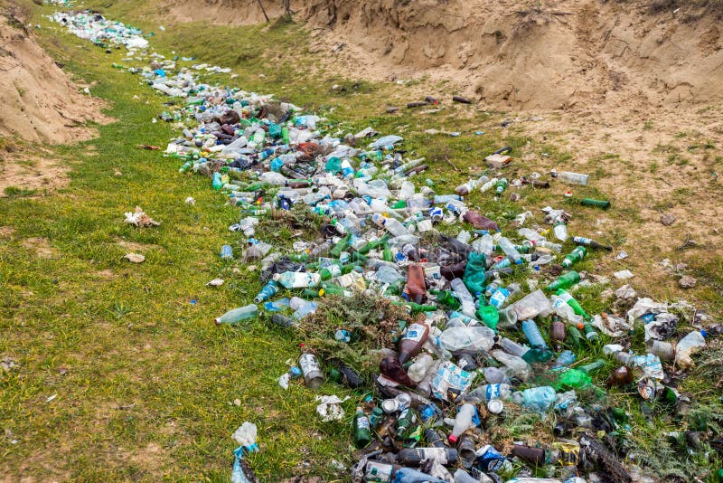 Milieuvervuiling Door Huishoudelijk Afval Redactionele Stock Foto ...