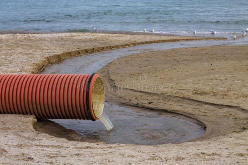 Milieuvervuiling Op Het Strand Stock Afbeelding - Image of huisvuil ...