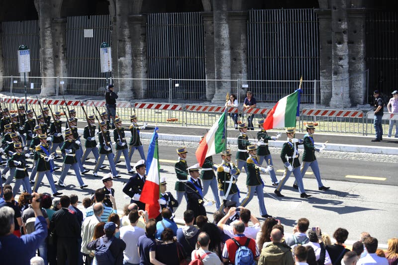 Militärparade: Italienische Armee in Rom: am 2. Juni 2013 ...