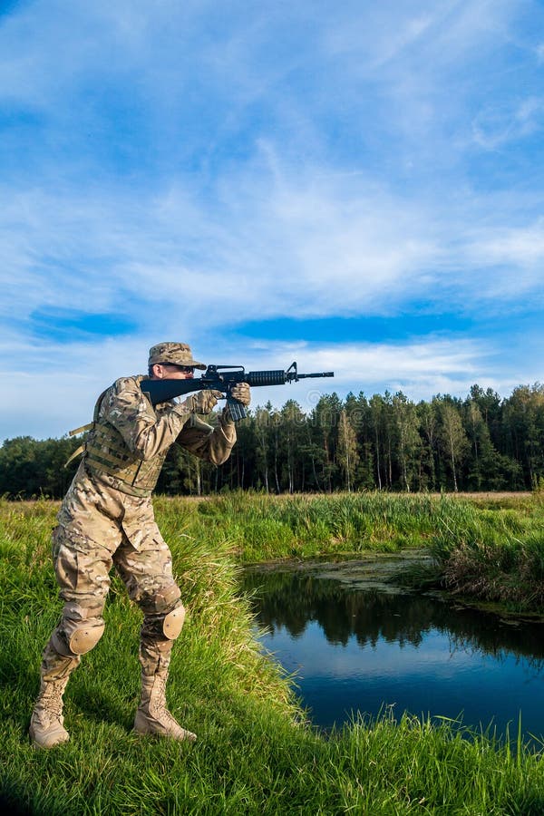 Moderne Militair Met Geweer Stock Foto - Afbeelding bestaande uit ...